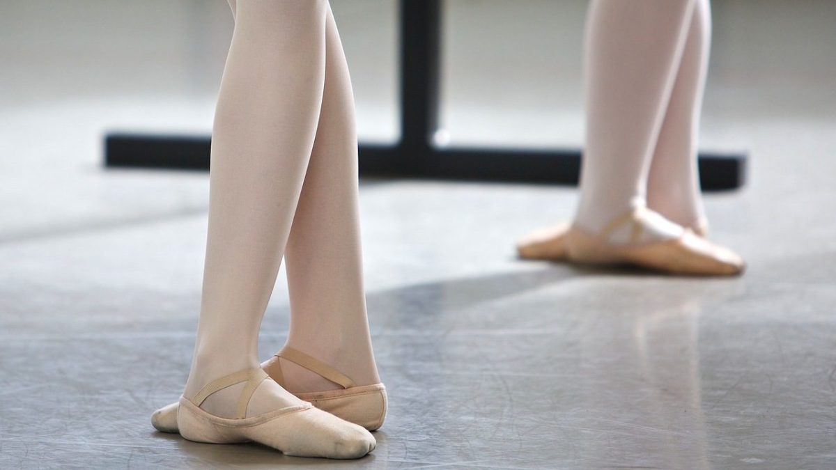 How to Do a Glissade in Ballet - Howcast