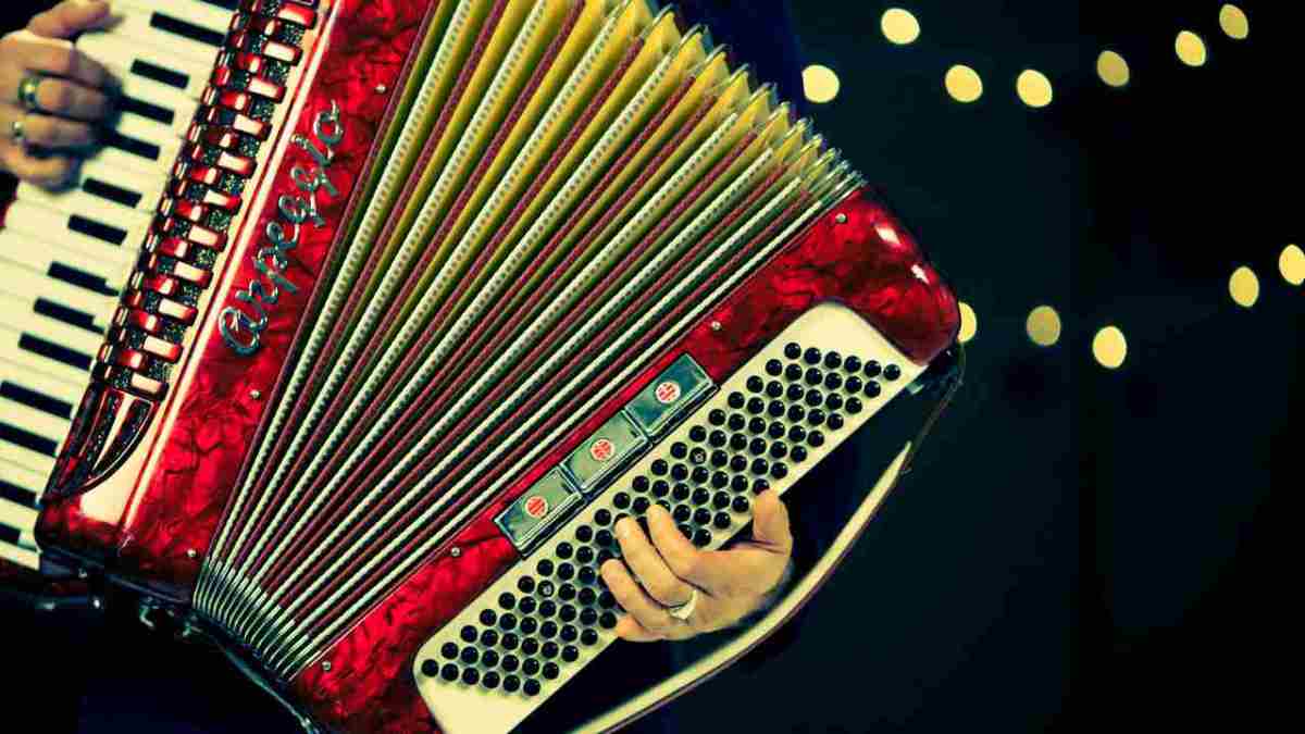 Introduction to the Accordion - Howcast Introduction to the Accordion - Howcast