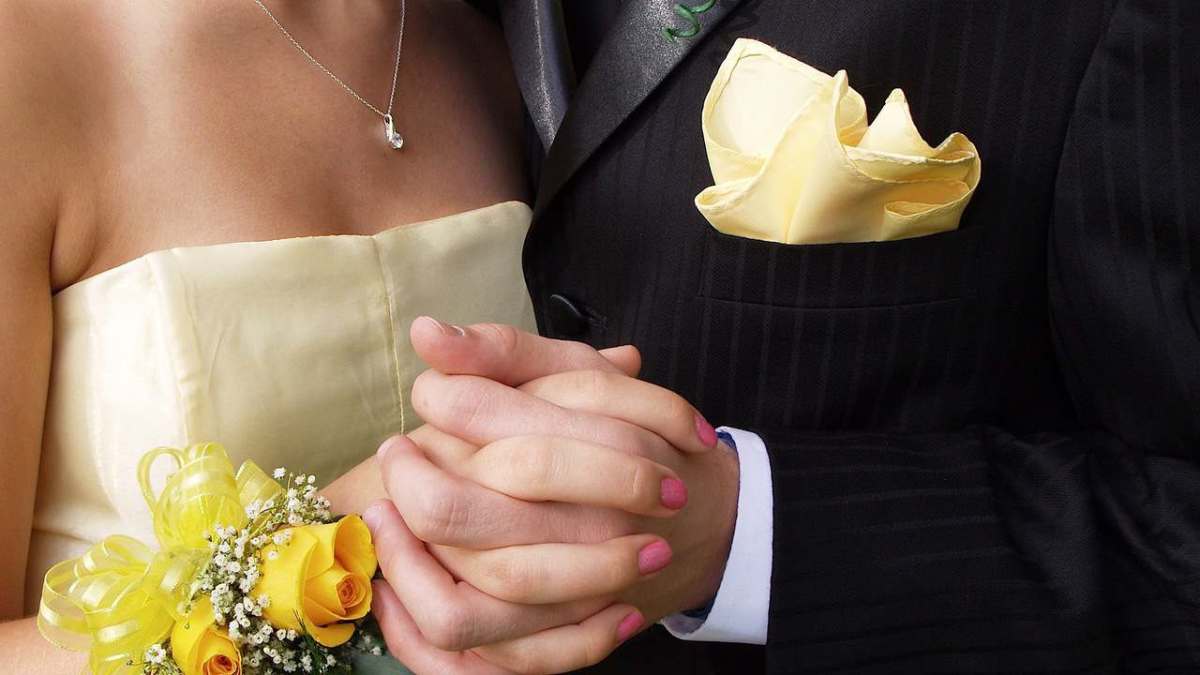 How To Turn A Friendship Into A Romance Howcast