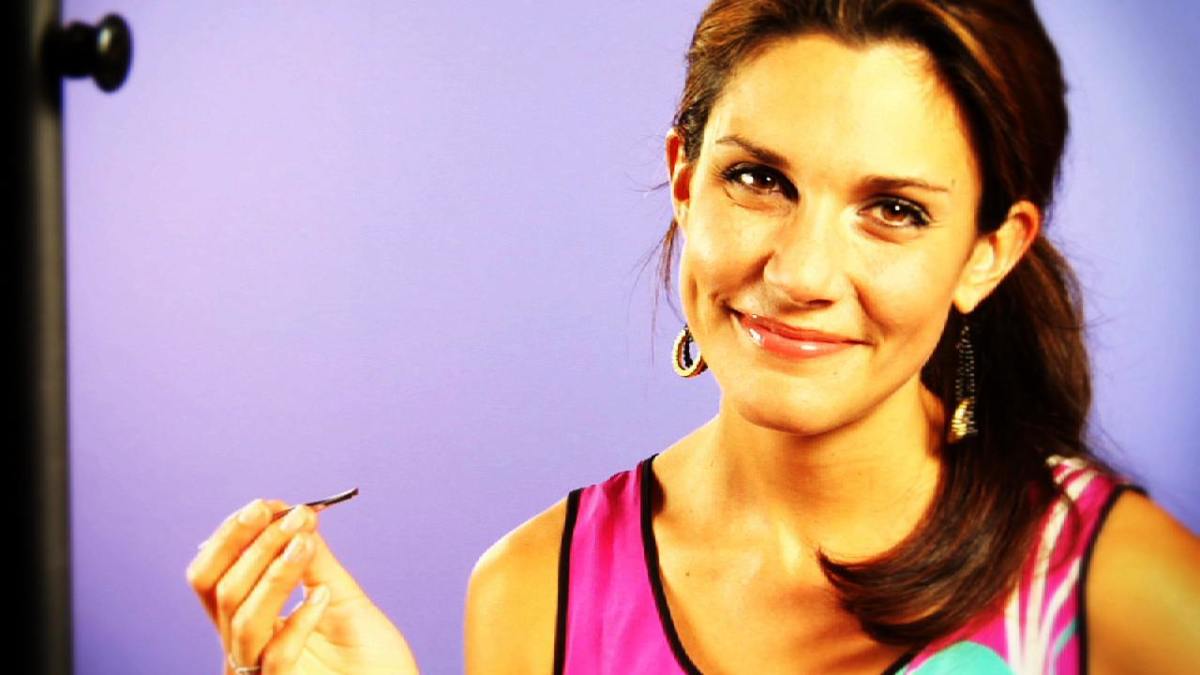 Quick Tips: How to Pluck Brows Painlessly - Howcast Quick Tips: How to Pluck Brows Painlessly - Howcast