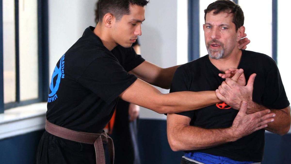 How To Defend Against A Side Choke In Krav Maga Howcast